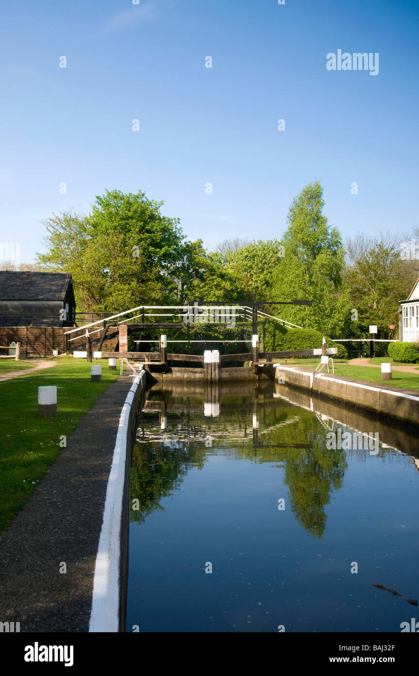 National Trust lock, on river Wey, in Weybridge, Surrey Stock Photo - Alamy