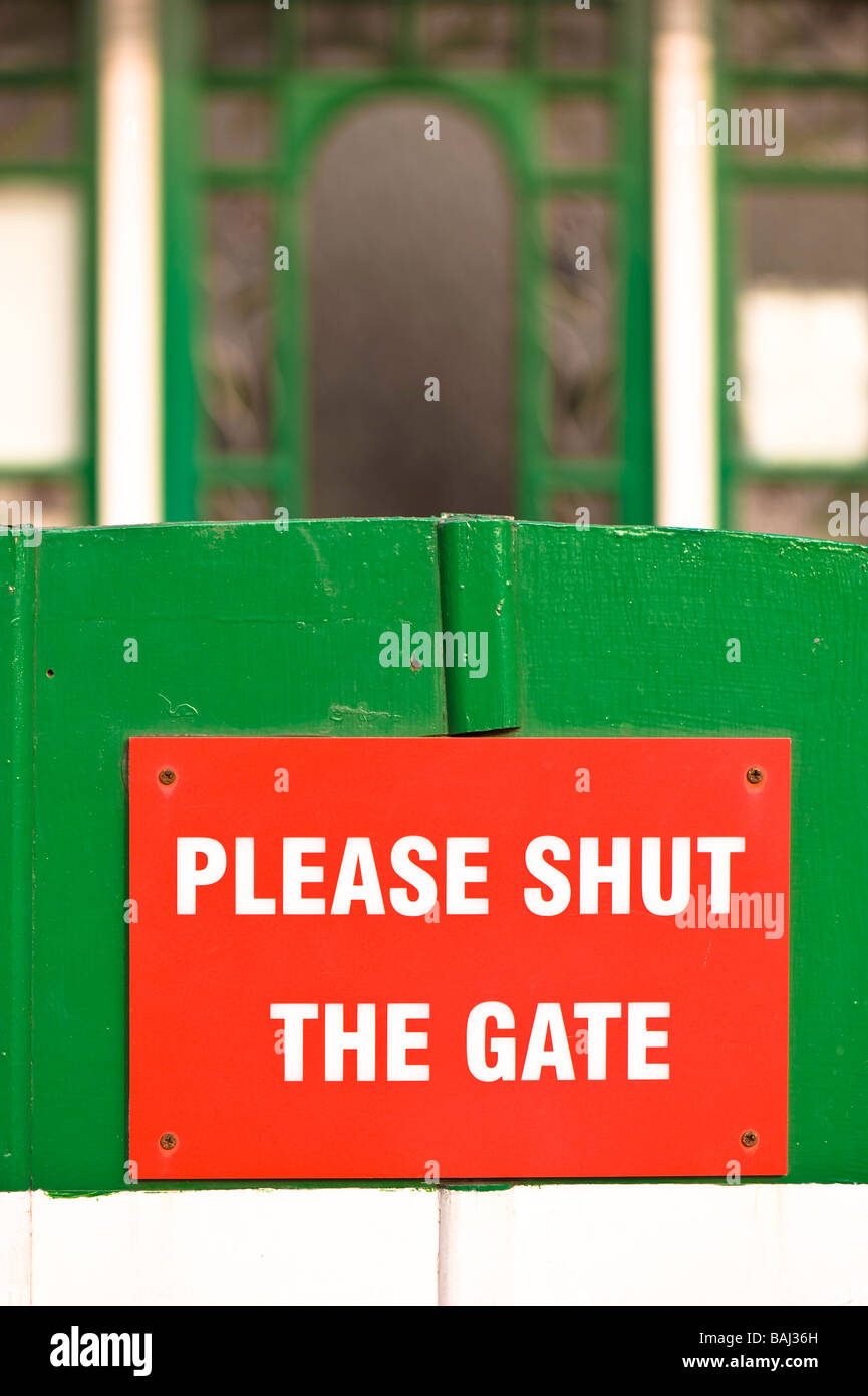 Please shut the gate hi-res stock photography and images - Alamy