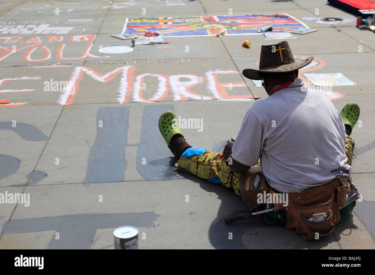 Pavement Painter / Artist in Trafalgar Square Stock Photo - Alamy