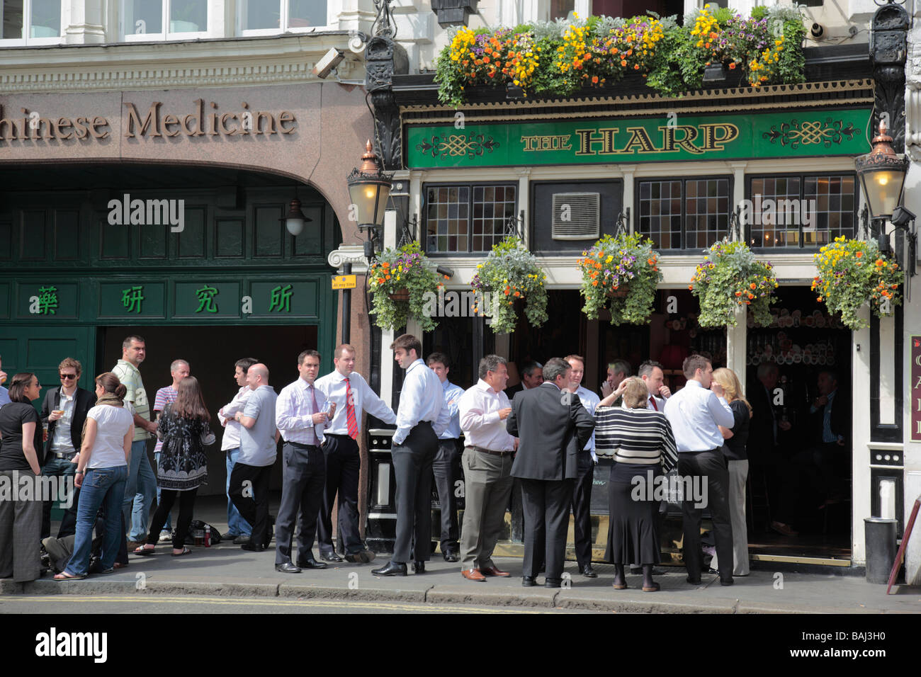 Lunchtime drinking - People outside a pub in Covent Garden Stock Photo ...