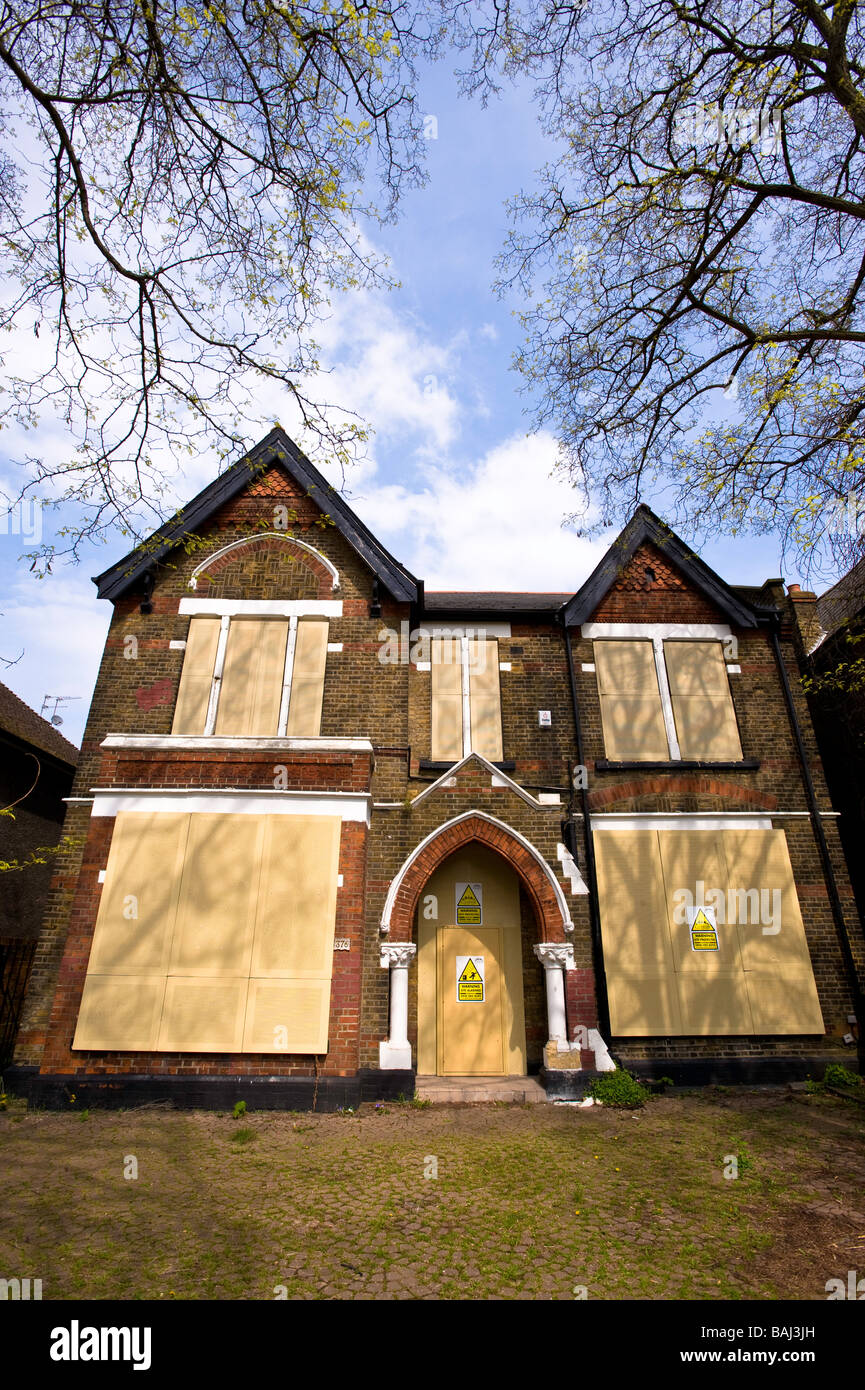 Boarded up house uk hi-res stock photography and images - Alamy