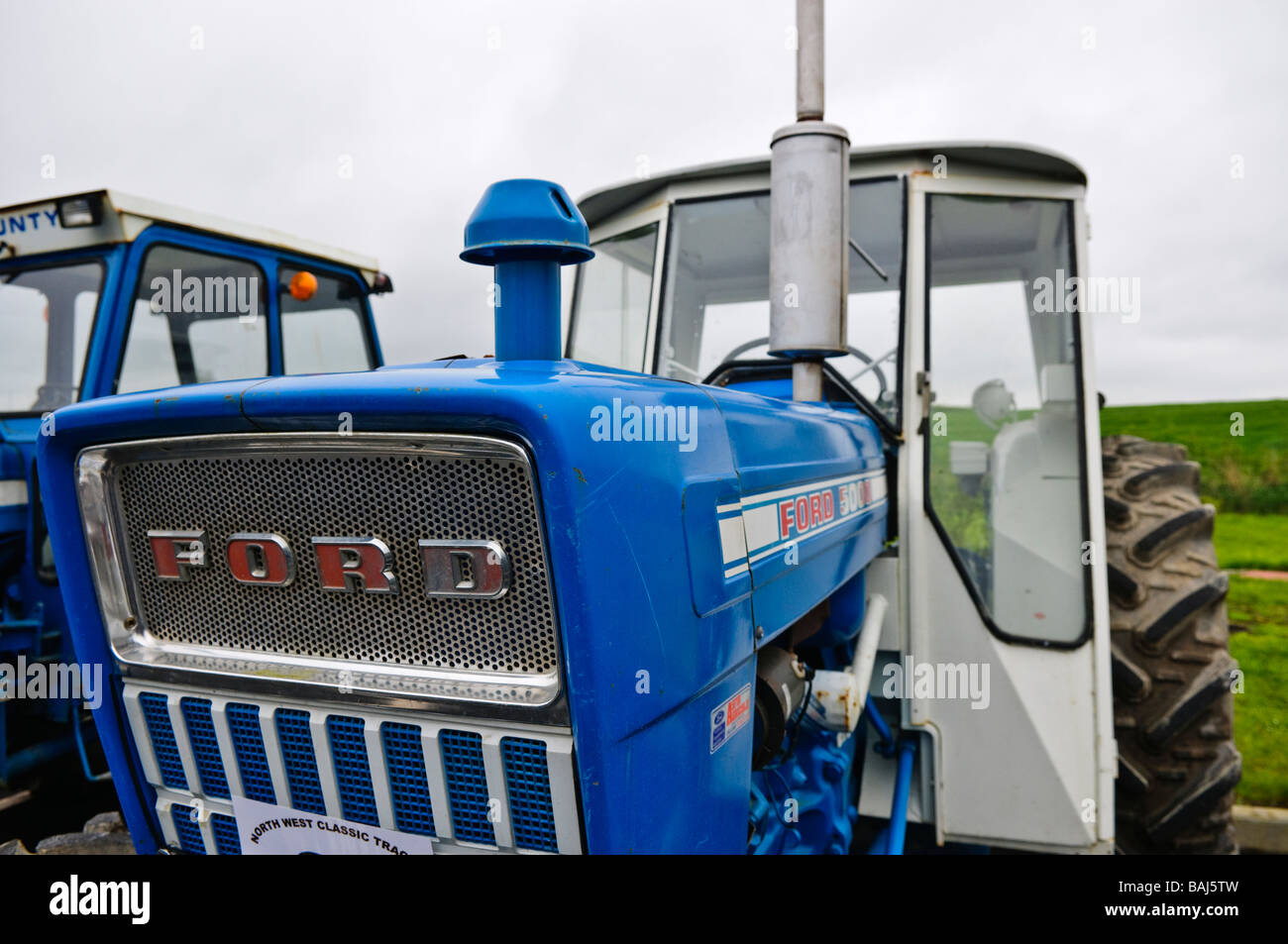 Old tractor grille hi-res stock photography and images - Alamy