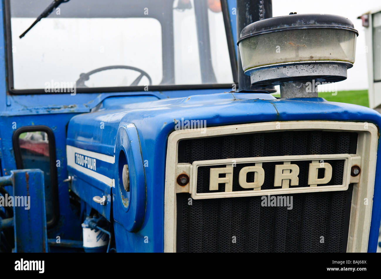 Vintage ford tractor hi-res stock photography and images - Alamy