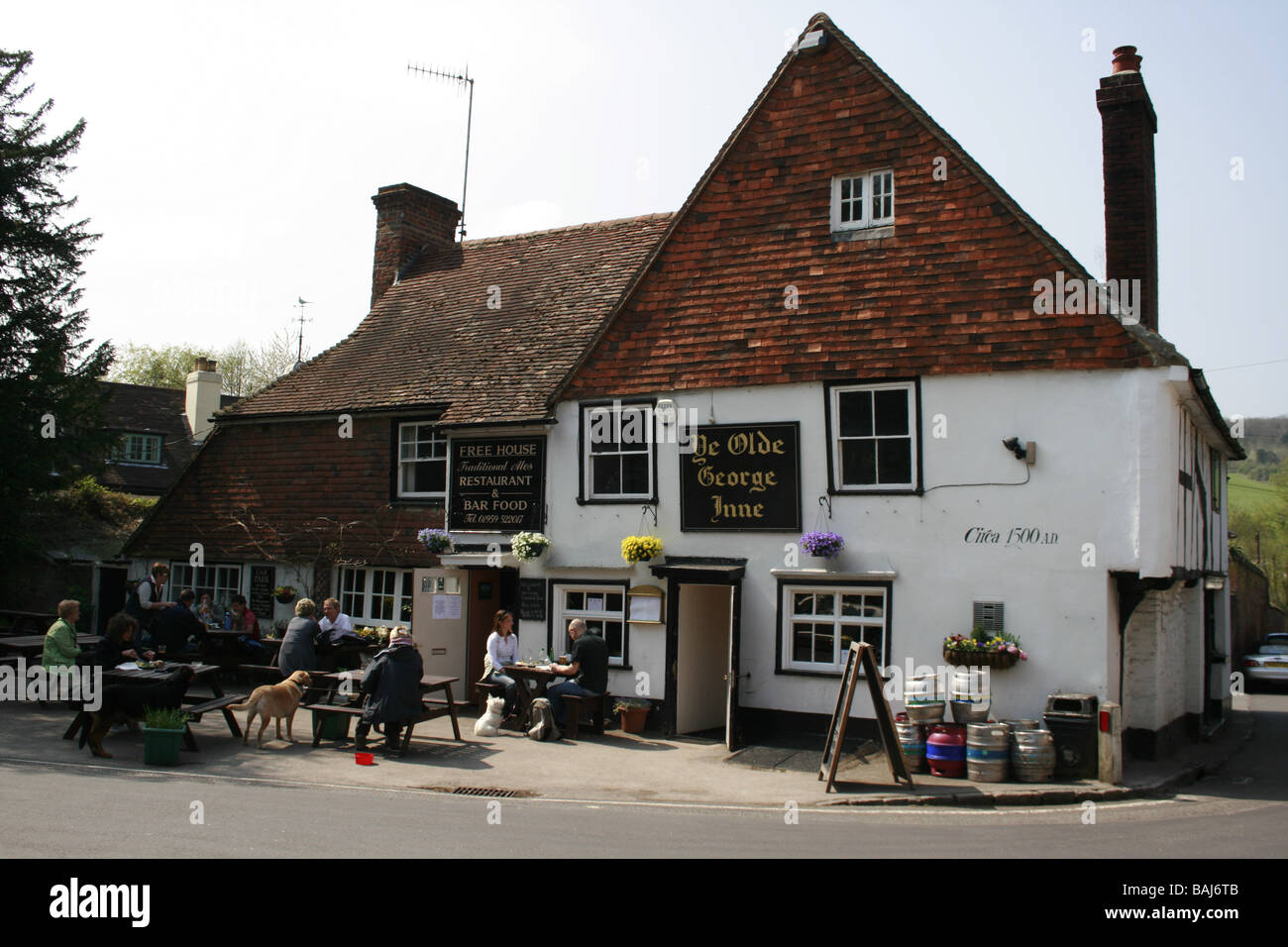 People enjoying lunch at the Ye Olde George Inn in Shoreham, Kent Stock ...