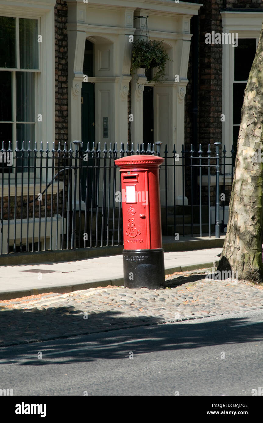 Red post office letter boxes uk hi-res stock photography and images - Alamy