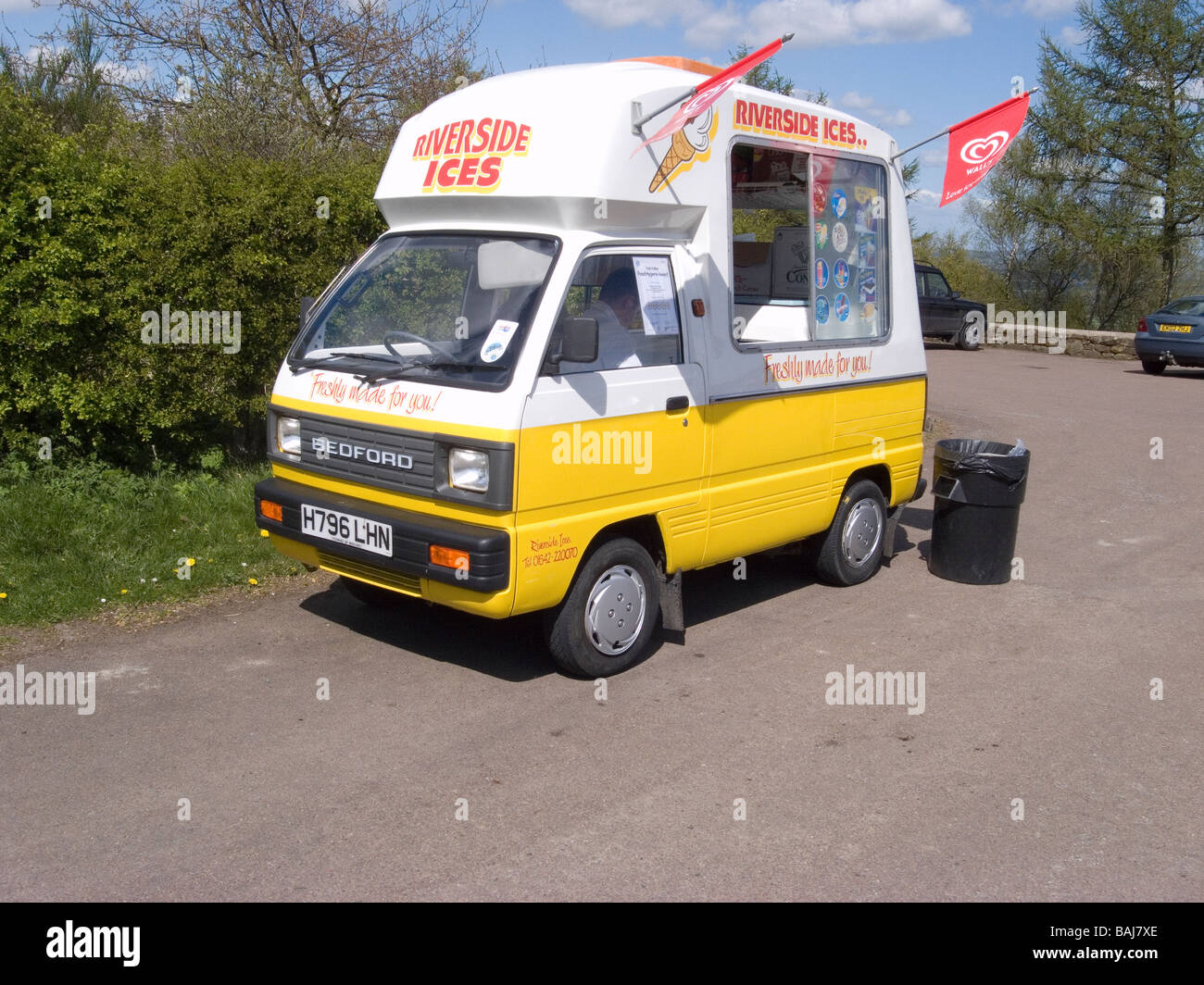 Yellow ice cream van hi-res stock photography and images - Alamy