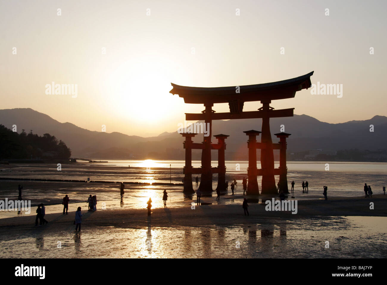 Japanese gate with water hi-res stock photography and images - Alamy