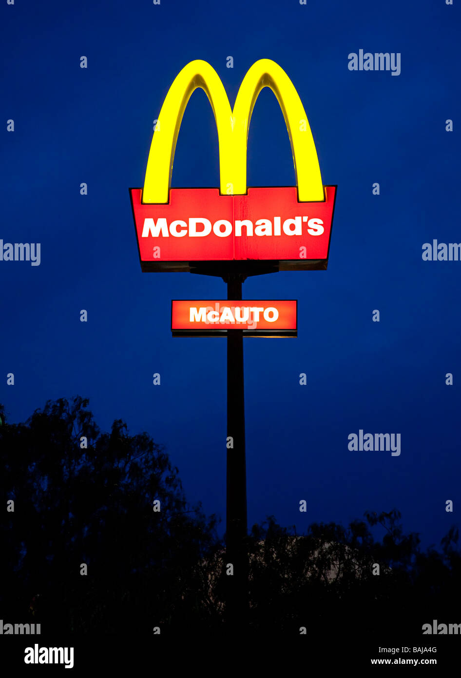 Mcdonalds sign blue sky hi-res stock photography and images - Alamy
