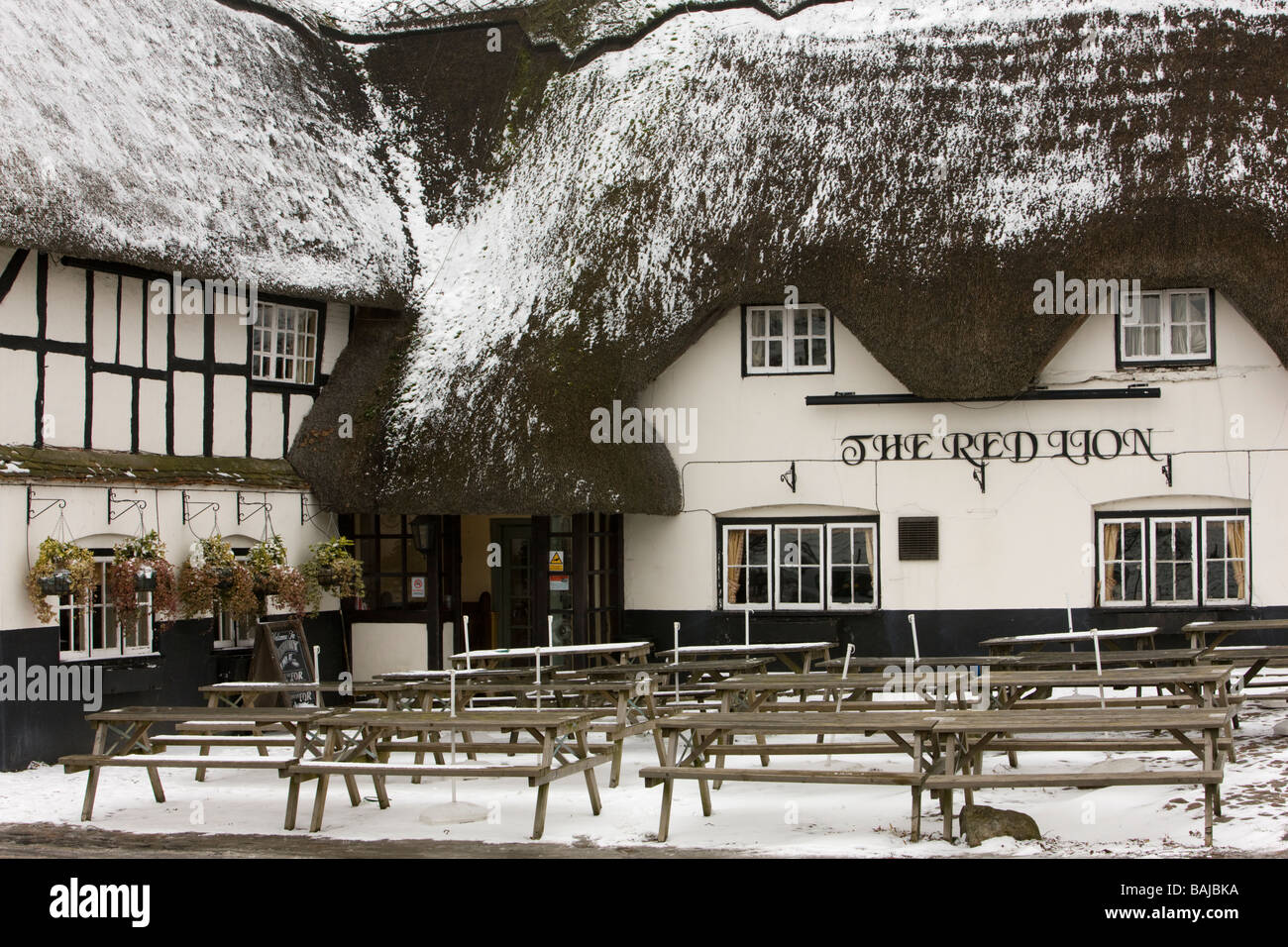 Thatched pub public house country pub thatched roof hi-res stock ...