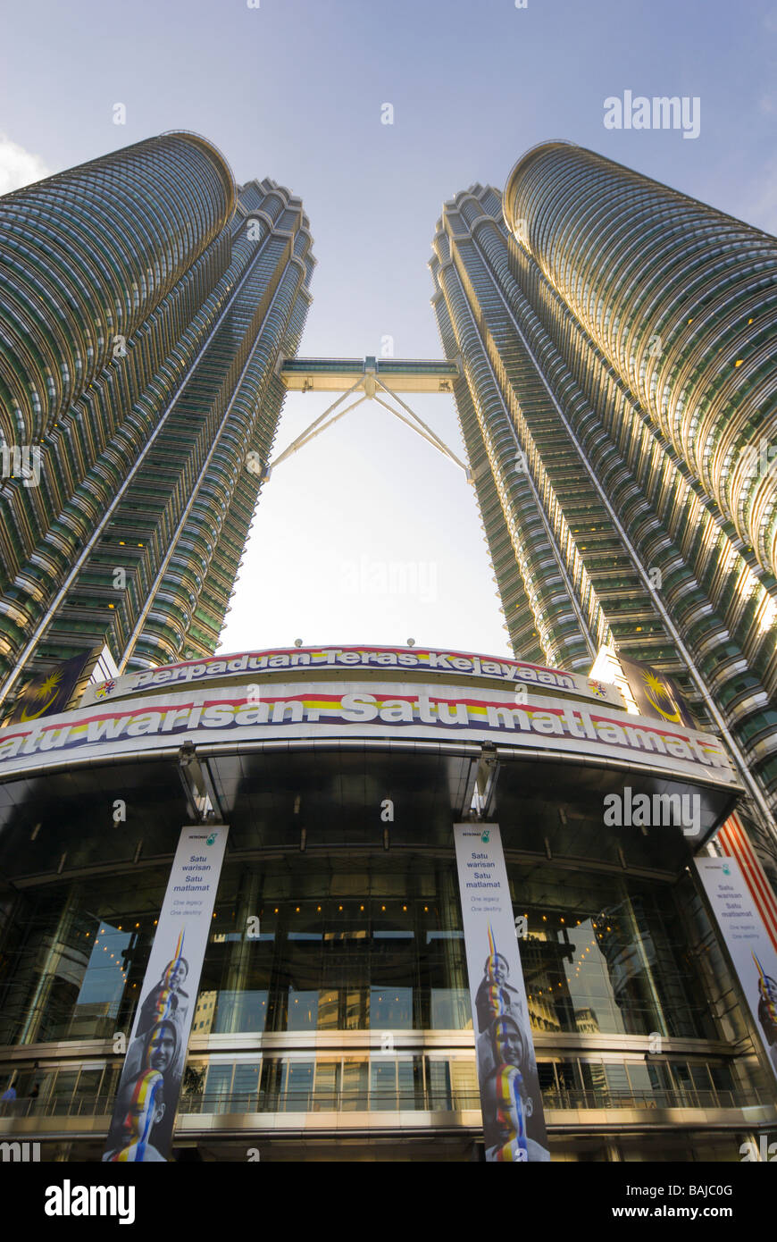 Close up of the front of the Petronas Twin Towers Stock Photo - Alamy