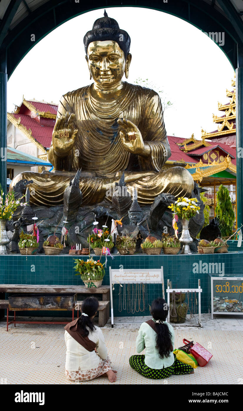 Woman praying in front buddha hi-res stock photography and images - Alamy