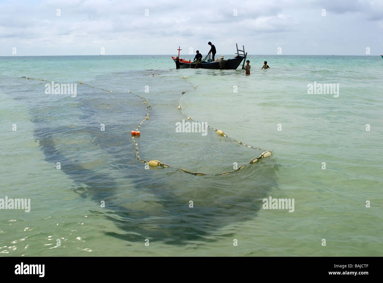 Fisherman on boat throwing rope hi-res stock photography and images - Alamy