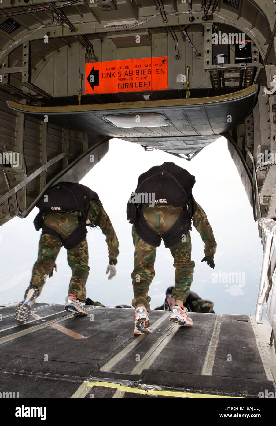 Army freefall parachute competition Stock Photo - Alamy