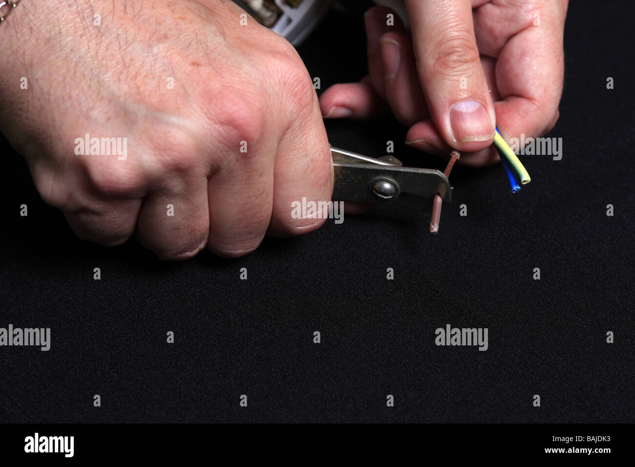 Close up of hand wiring a UK electric appliance plug Stock Photo - Alamy