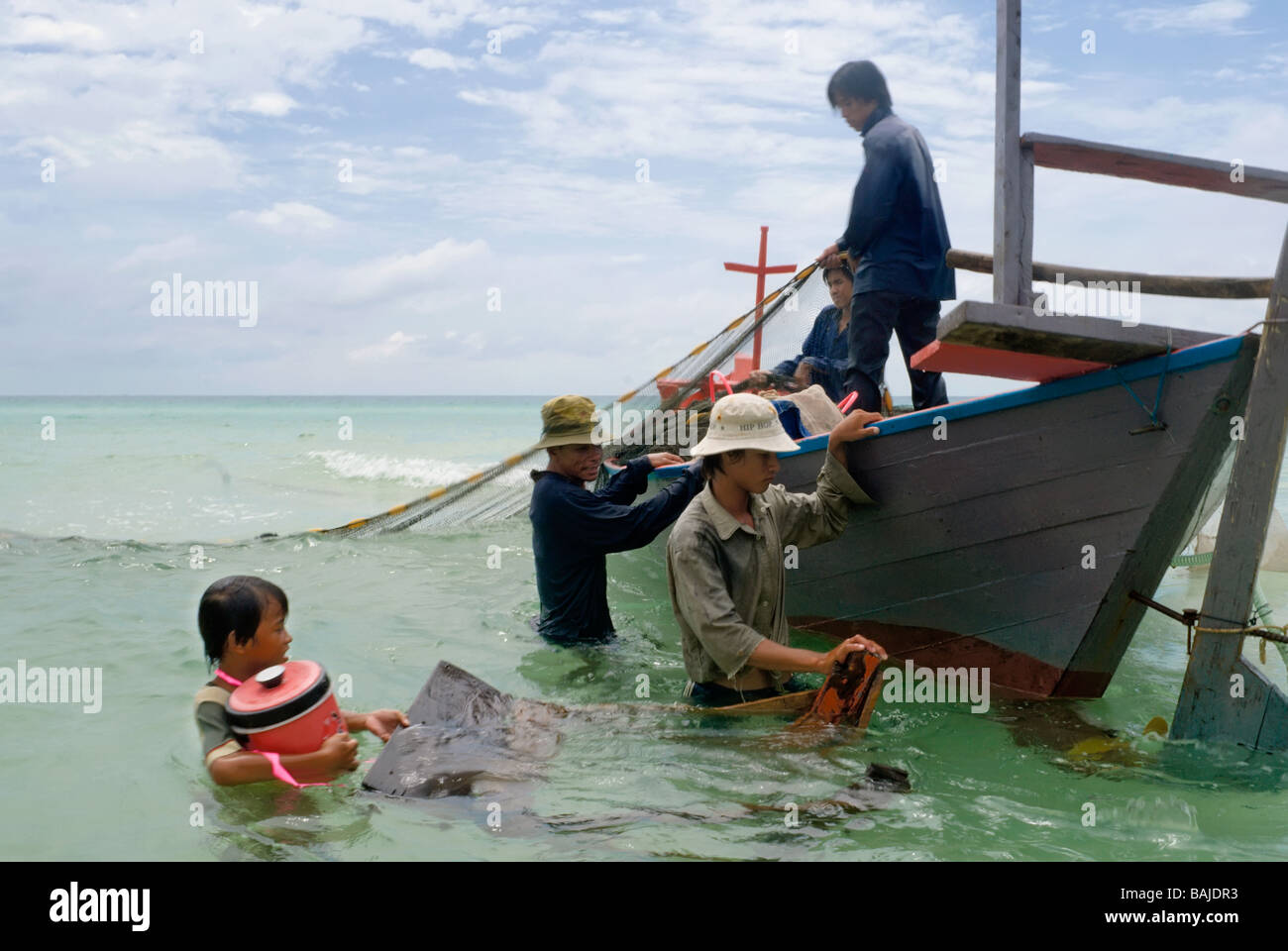 Fisherman on boat throwing rope hi-res stock photography and images - Alamy