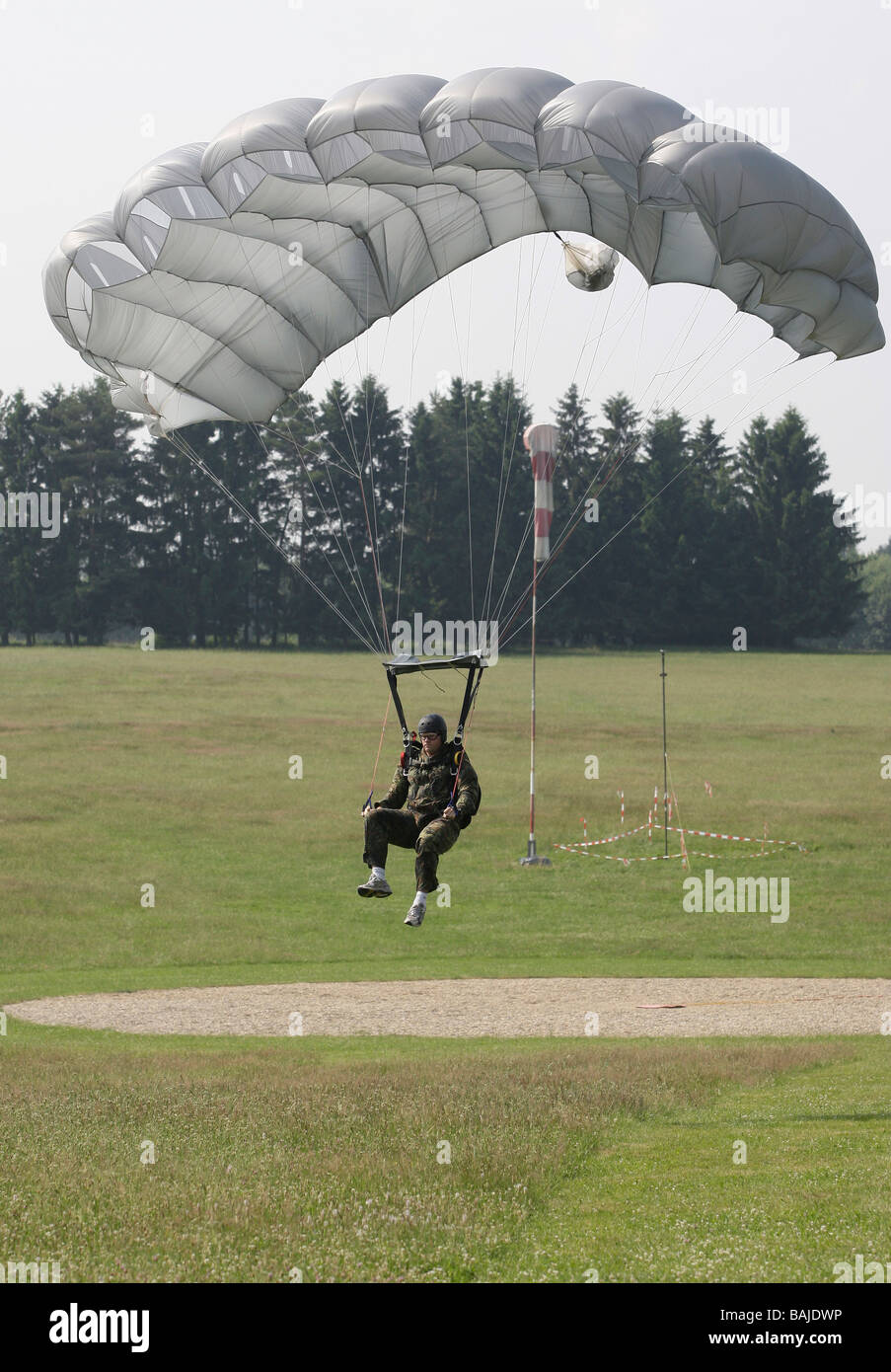 Army freefall parachute competition Stock Photo - Alamy