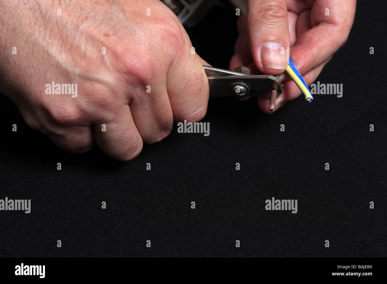 Close up of hand wiring a UK electric appliance plug Stock Photo - Alamy