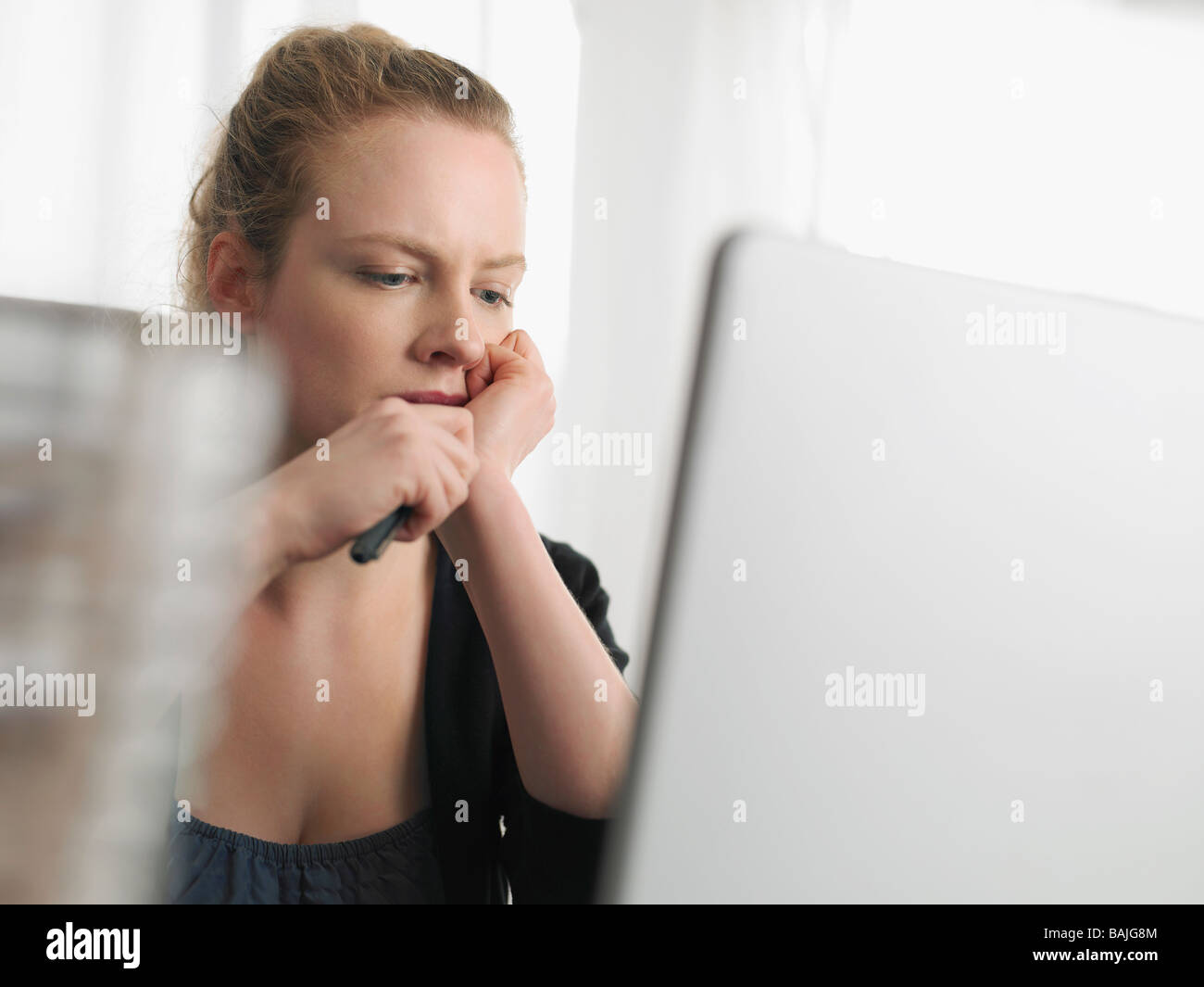 Woman computer back view worried hi-res stock photography and images ...