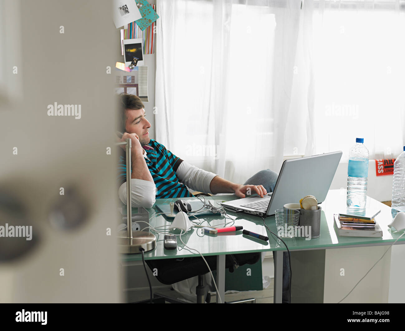 Mobile phone office worker desk hi-res stock photography and images - Alamy