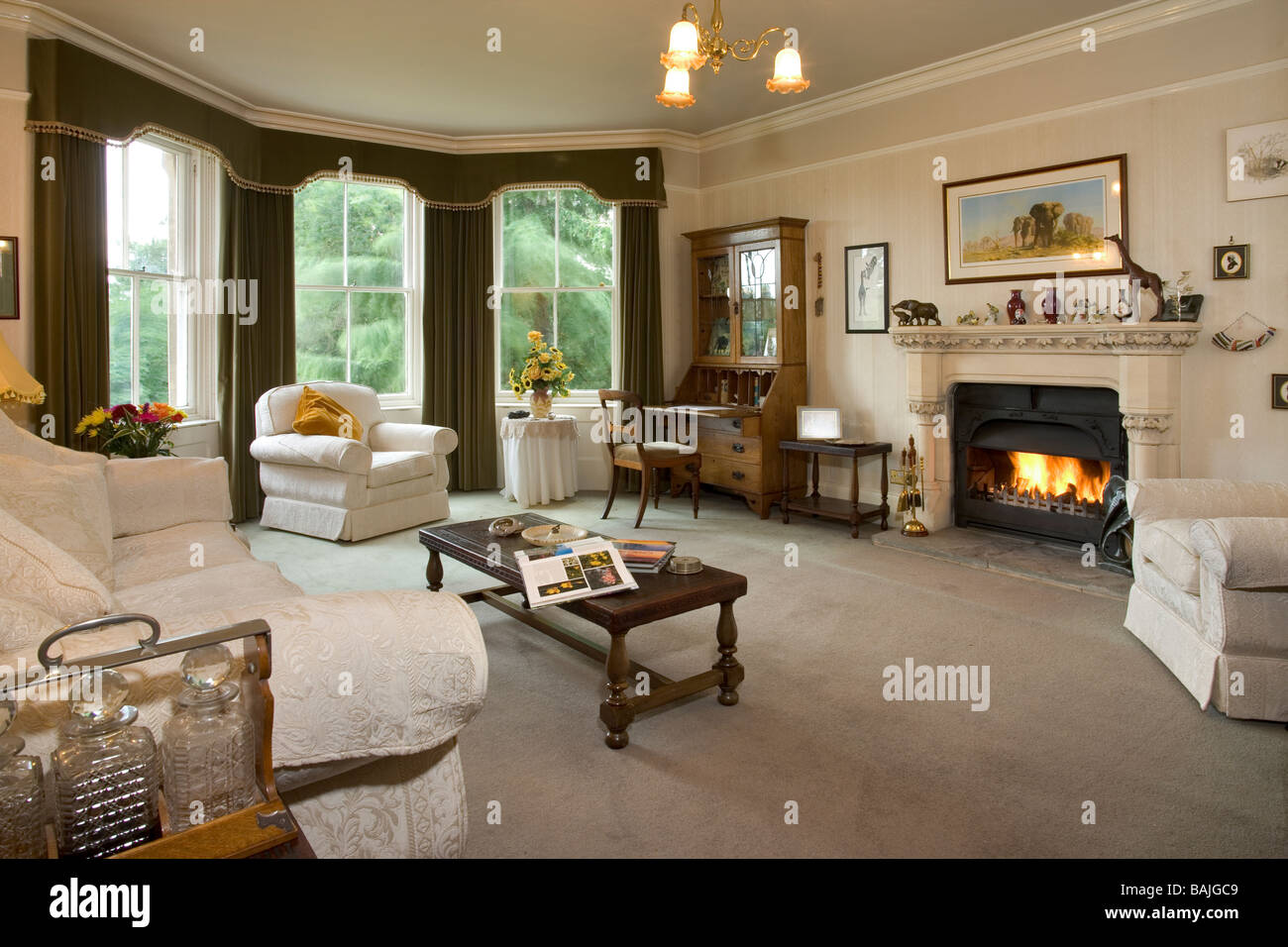 UK. A traditional Brtitish living room interior design Stock Photo - Alamy