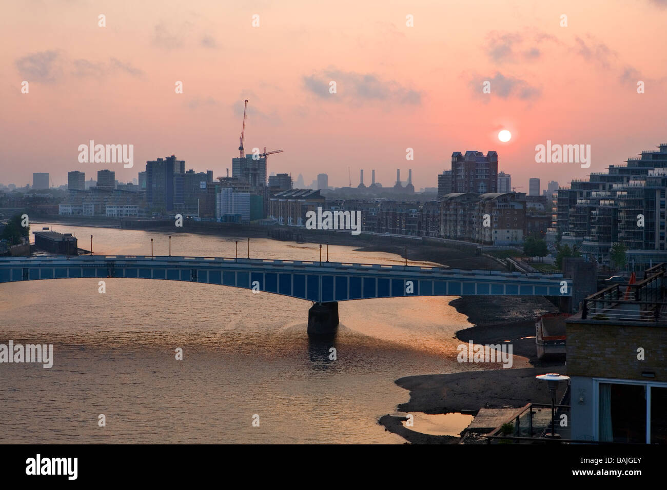 Wandsworth bridge hi-res stock photography and images - Alamy