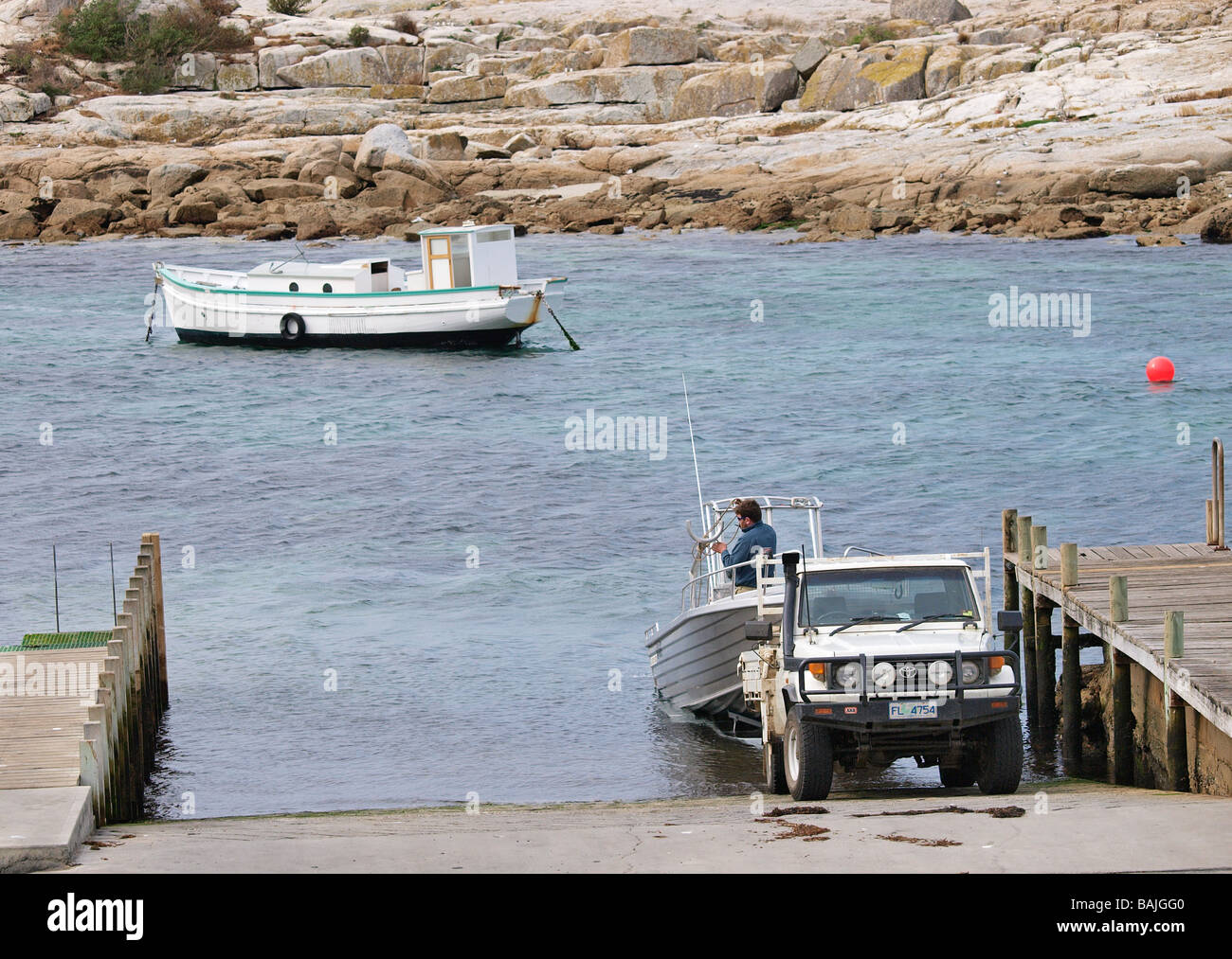 LAUNCHING A FISHING BOAT AT BICHENO USING FOUR WHEEL DRIVE 4X4 ...