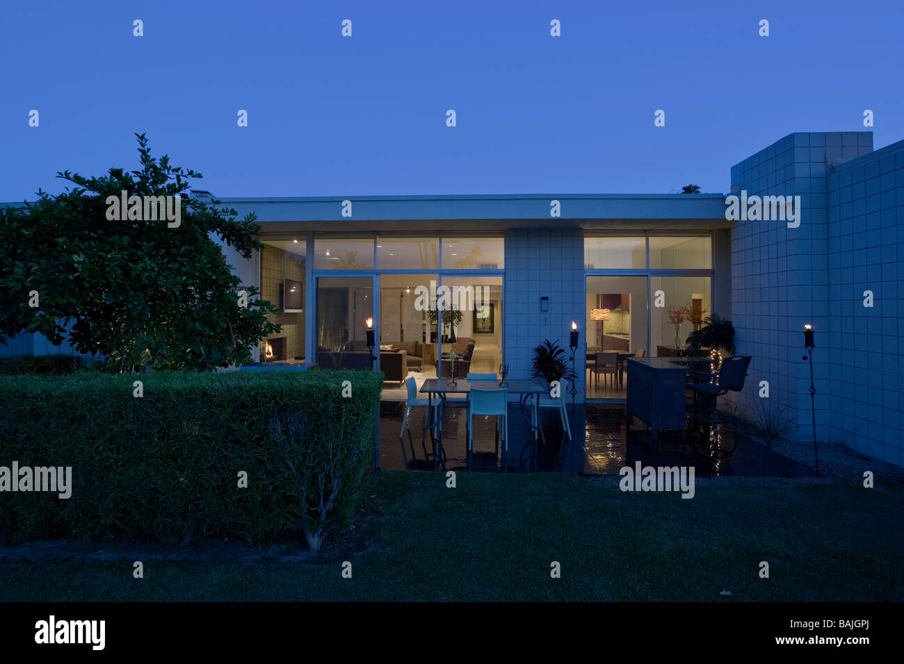 Dusk exterior hi-res stock photography and images - Alamy