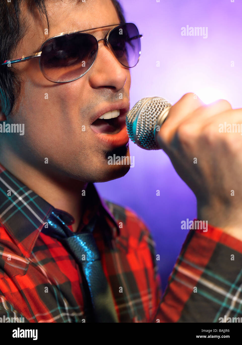 Singing music celebrity eyes closed microphone hi-res stock photography ...