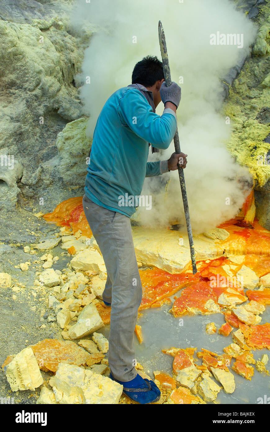 Working inside a volcano hi-res stock photography and images - Alamy