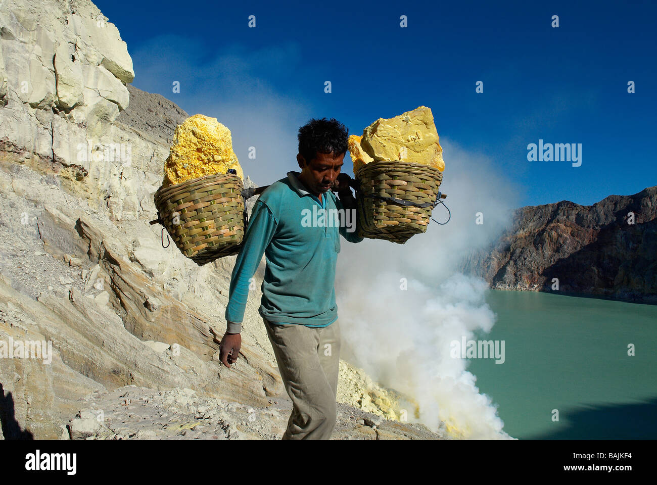 Working inside a volcano hi-res stock photography and images - Alamy