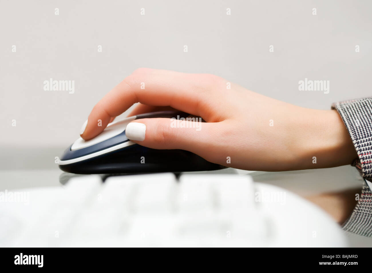 Female hand holding wireless computer mouse Stock Photo - Alamy