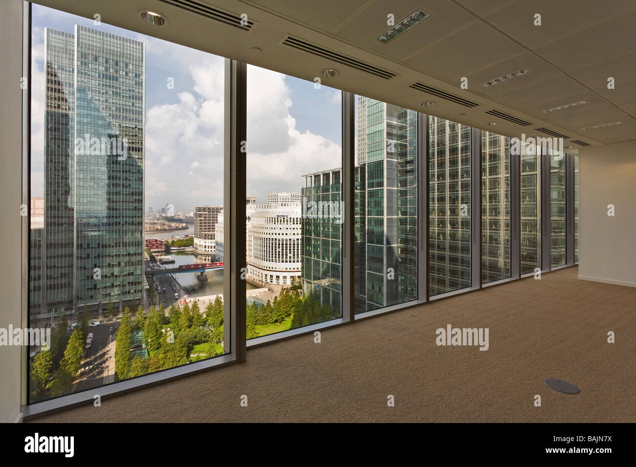 10 upper bank street hi-res stock photography and images - Alamy