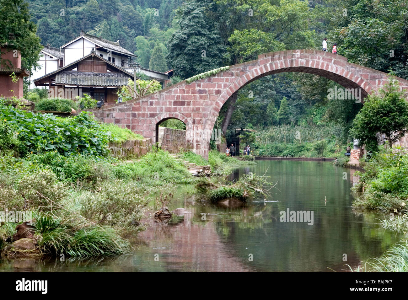 [ask] What makes a viaduct not a bridge with arches? : r/architecture