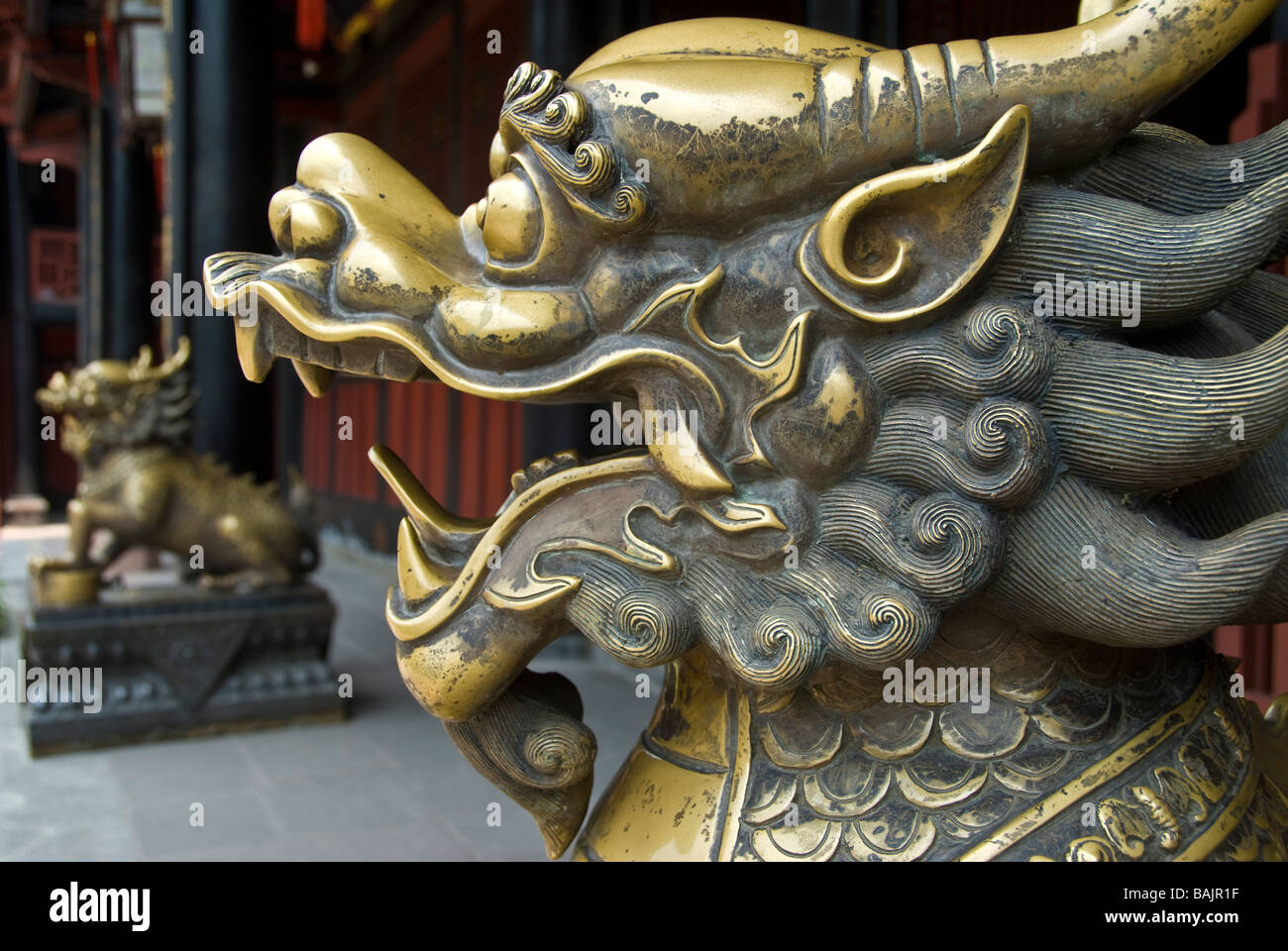 Dragon guarding temple hi-res stock photography and images - Alamy