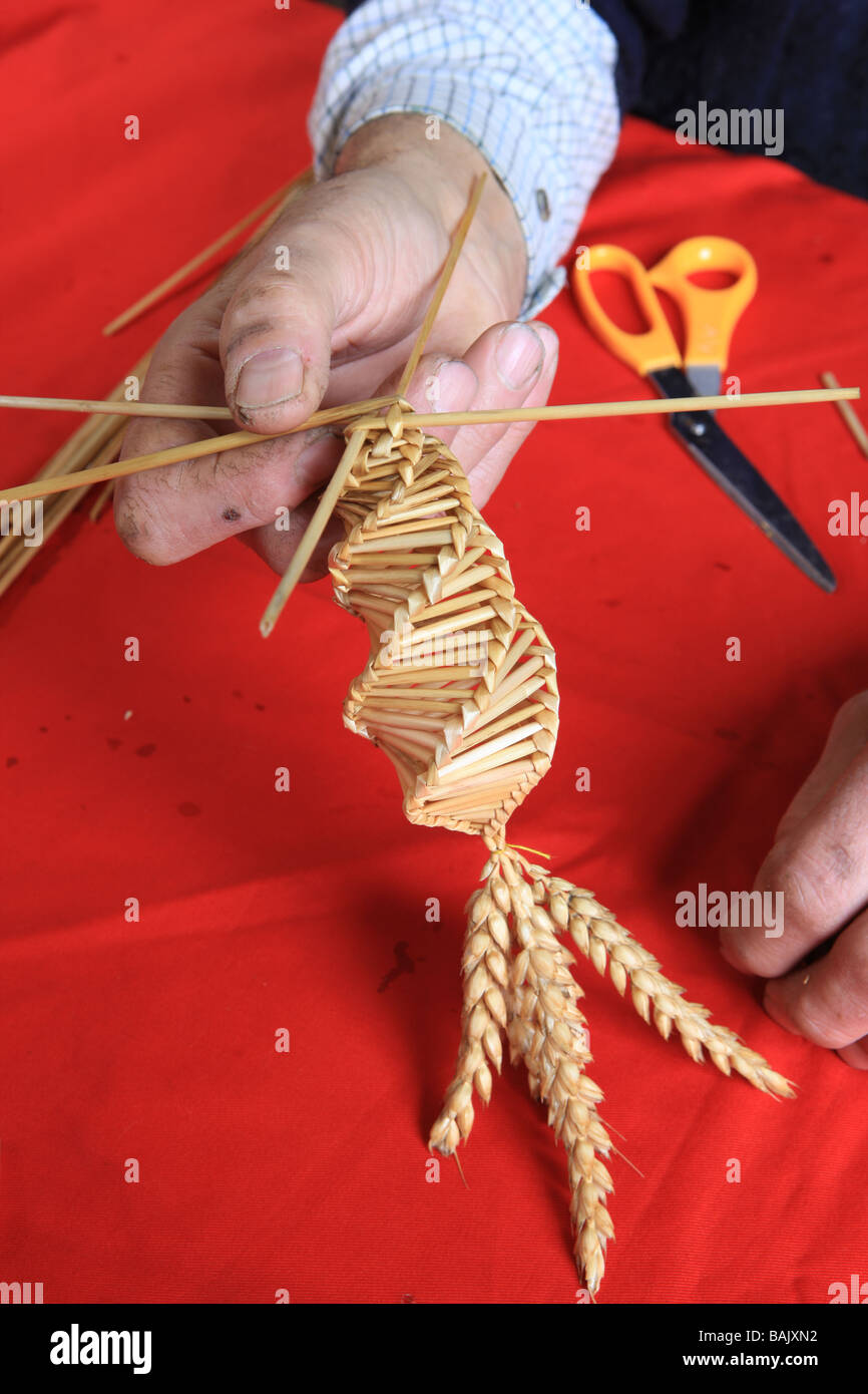 Bert Manton making traditional corn dollies Stock Photo - Alamy