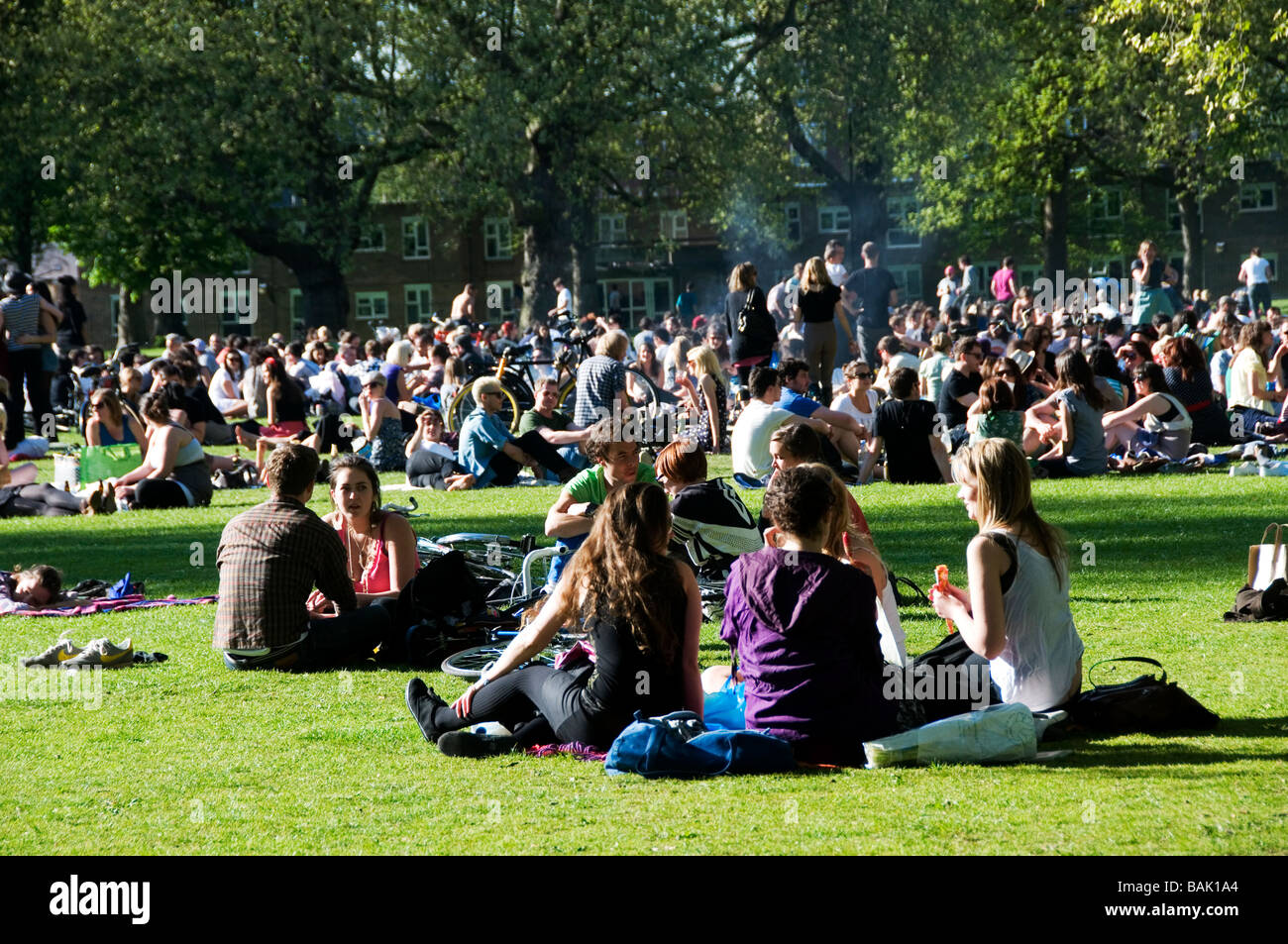 London Fields April 26th Sunday in the park Stock Photo - Alamy