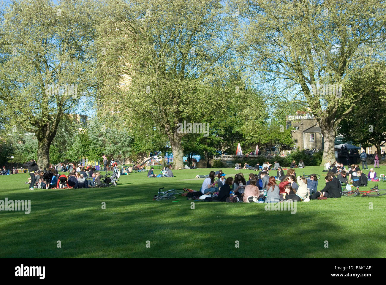 London Fields April 26th Sunday in the park Stock Photo - Alamy