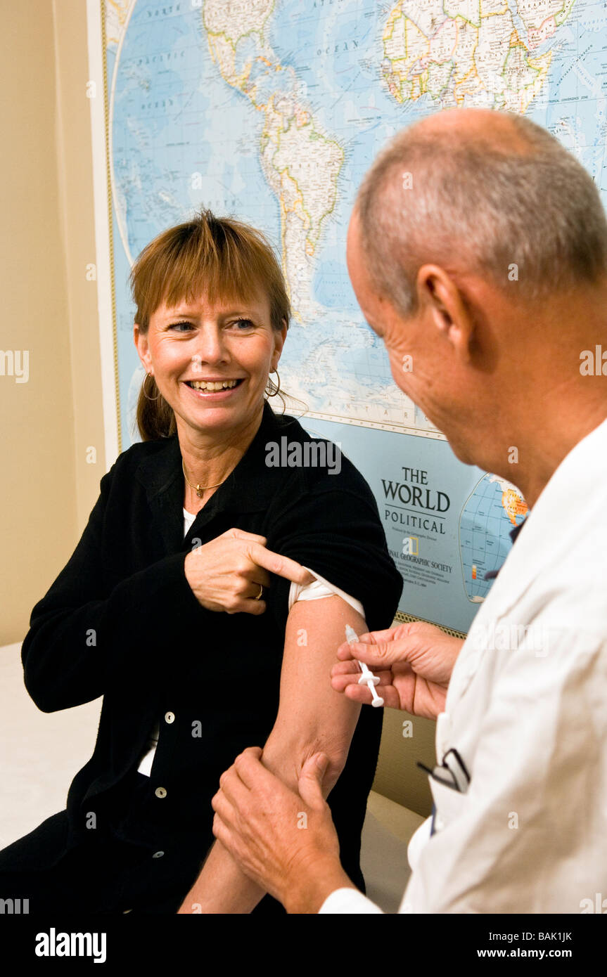Injection flu shot hi-res stock photography and images - Alamy