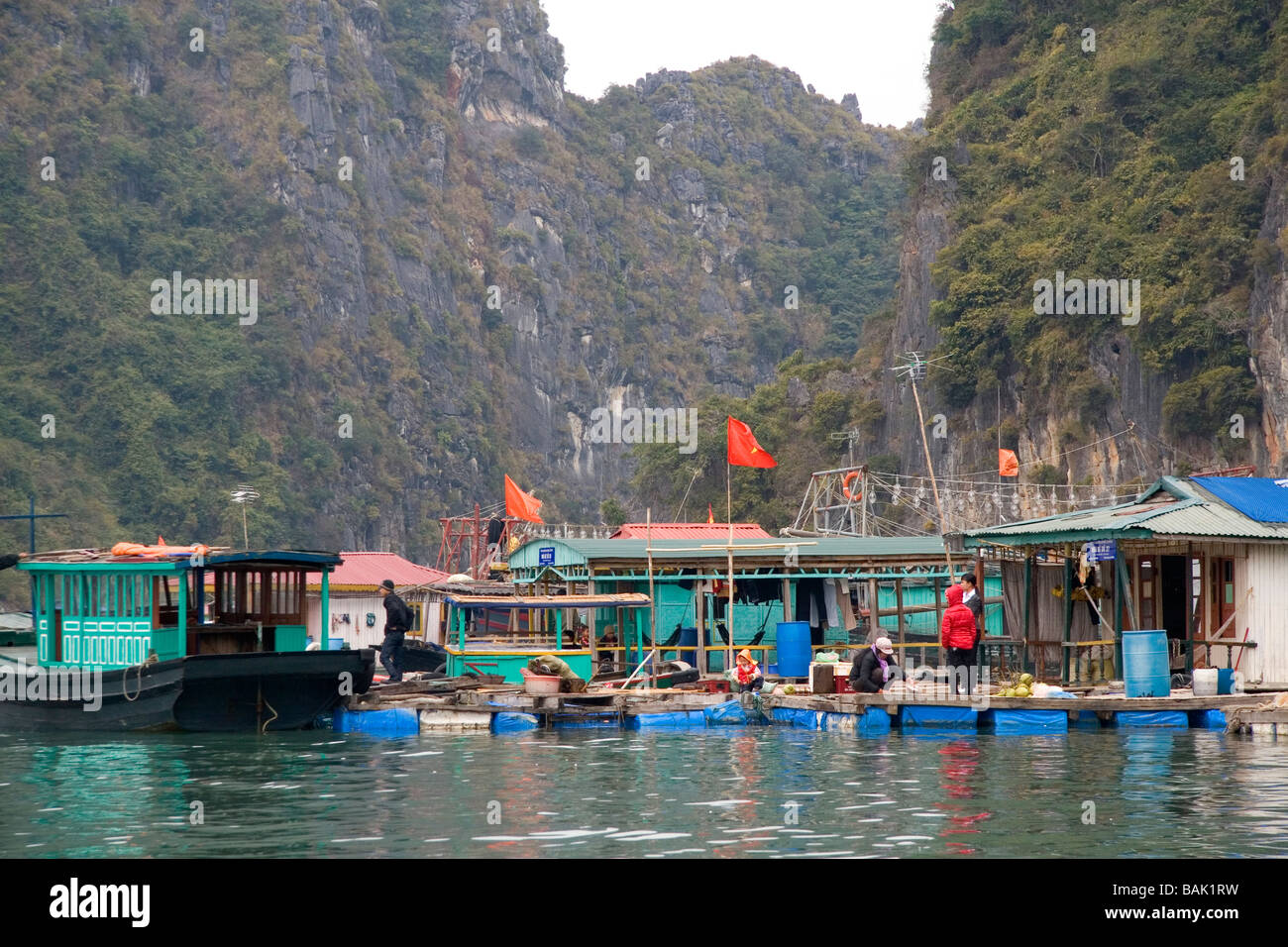 Floating village ha long bay vietnam hi-res stock photography and ...