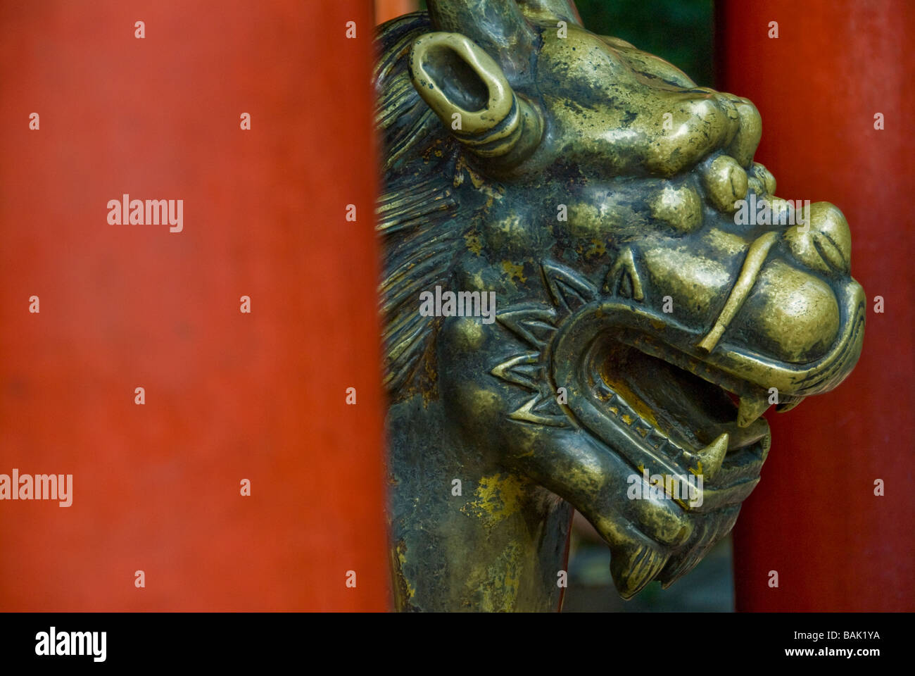 Dragon guarding temple hi-res stock photography and images - Alamy