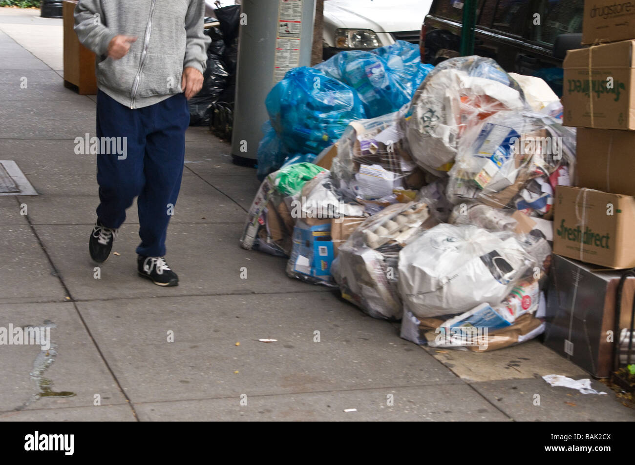 Congested sidewalk hi-res stock photography and images - Alamy