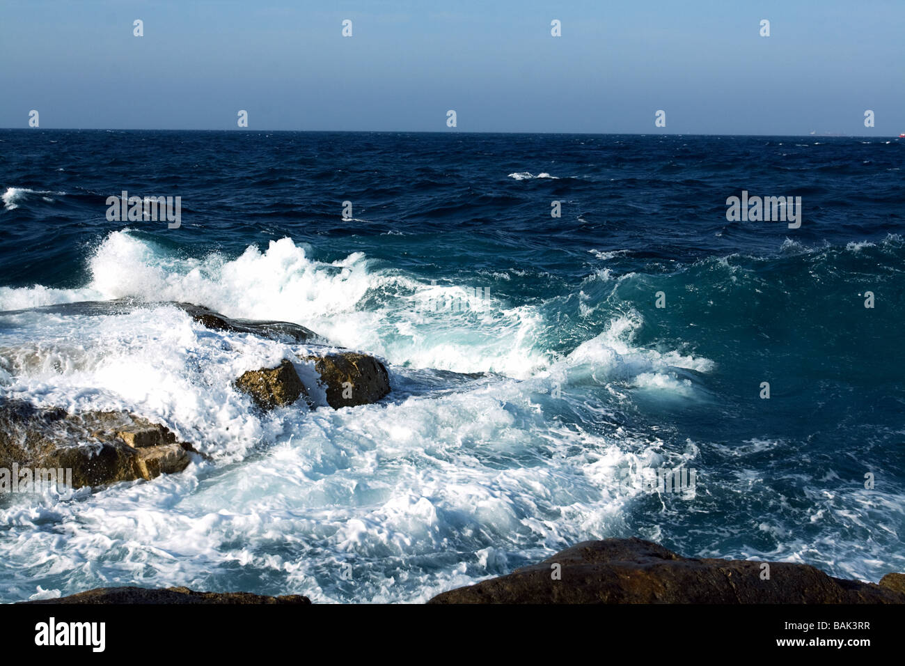 Spalshing waves hi-res stock photography and images - Alamy