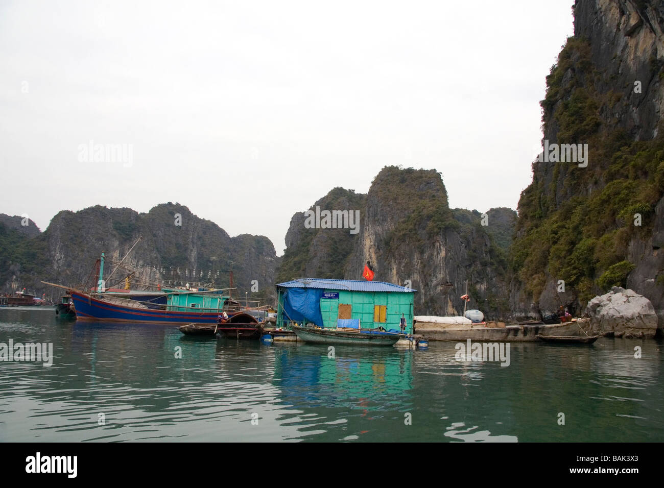 Floating village in Ha Long Bay Vietnam Stock Photo - Alamy