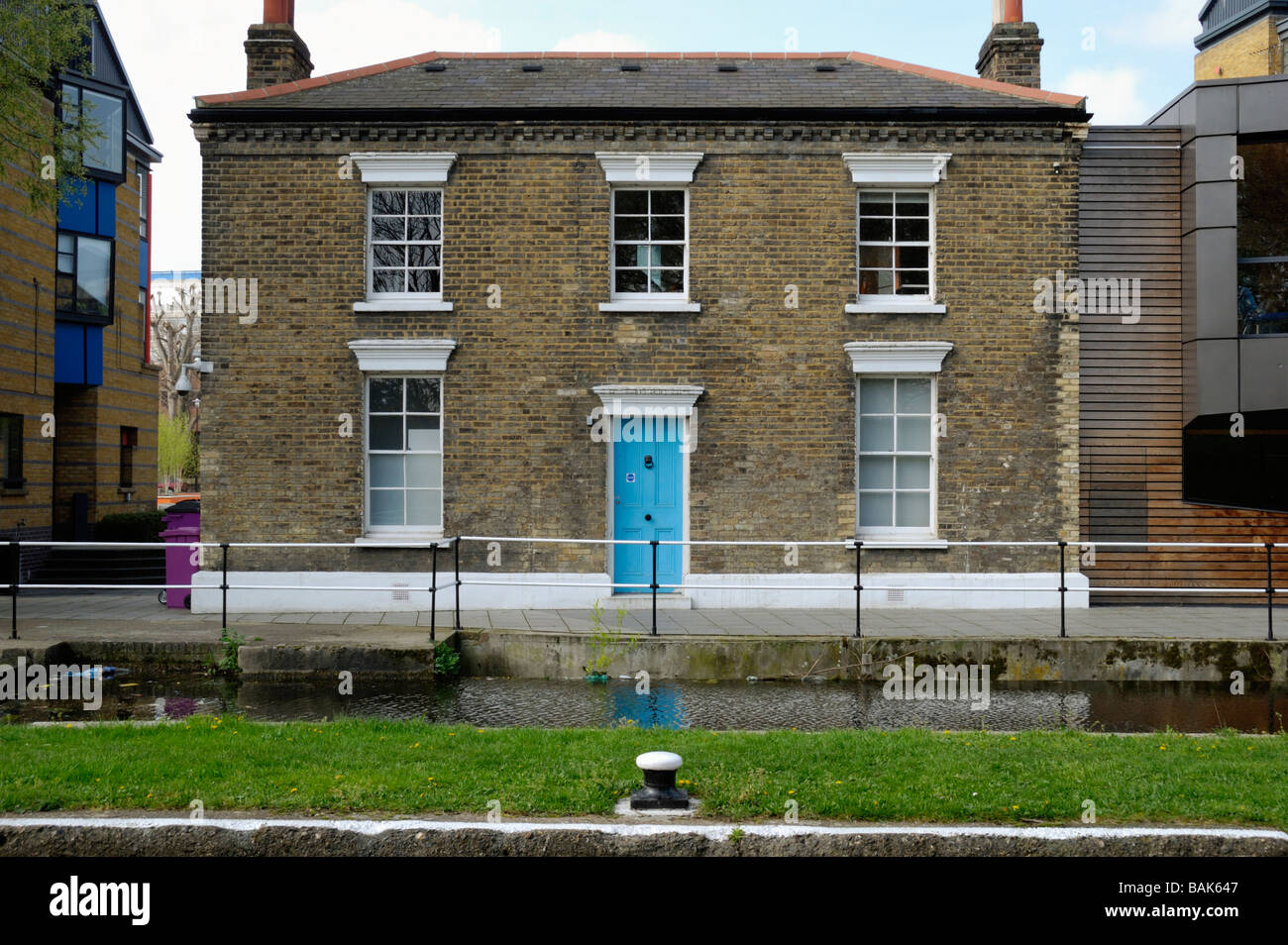 Lock keeper's cottage at Mile End Lock London Stock Photo - Alamy