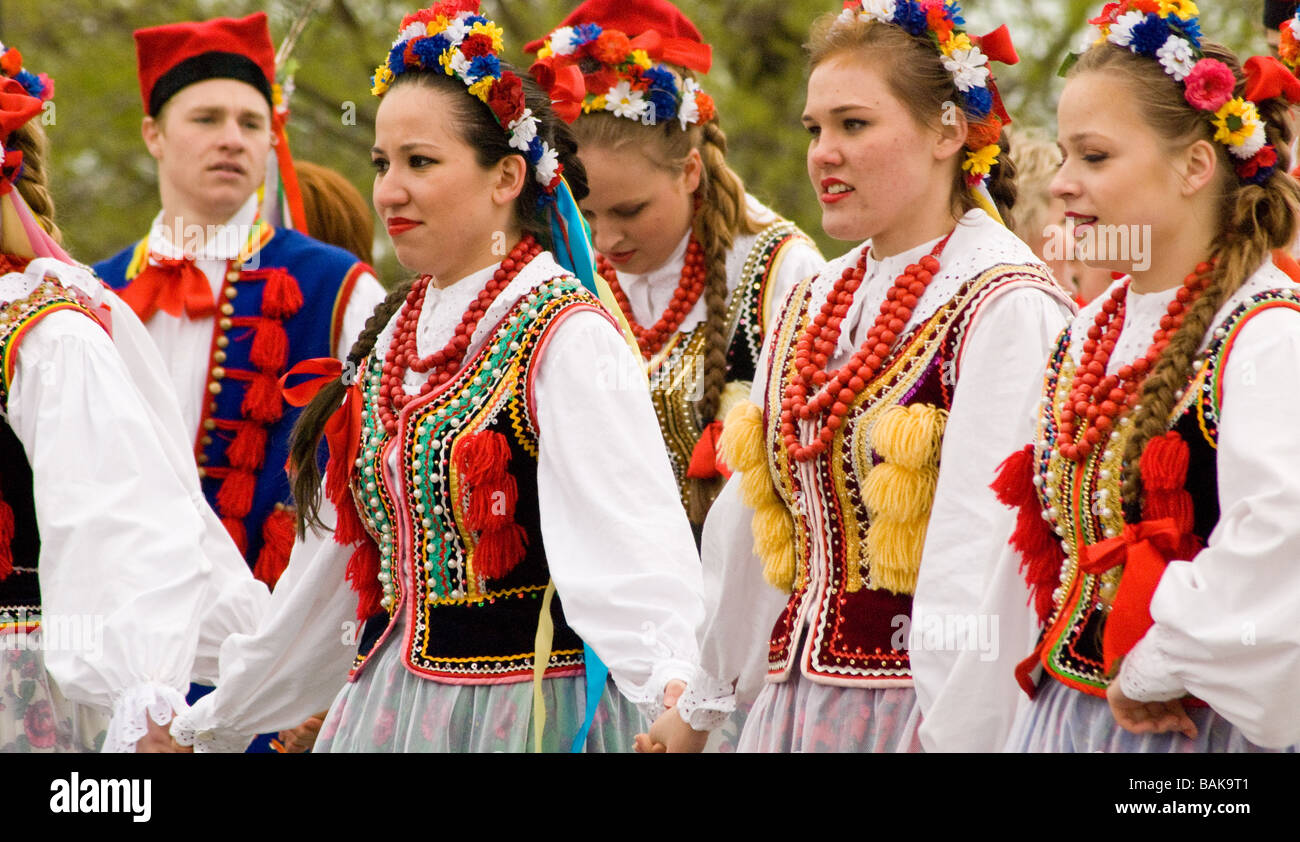 Teenage girls perform a dance in Chicago Polish Parade Stock Photo - Alamy