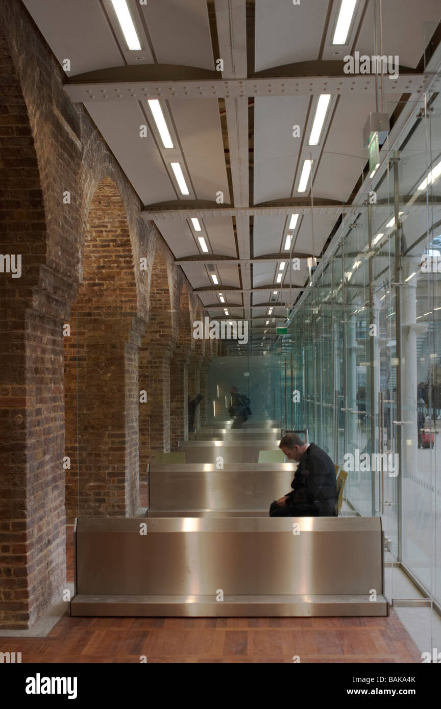 London euston station ticket hall hi-res stock photography and images ...