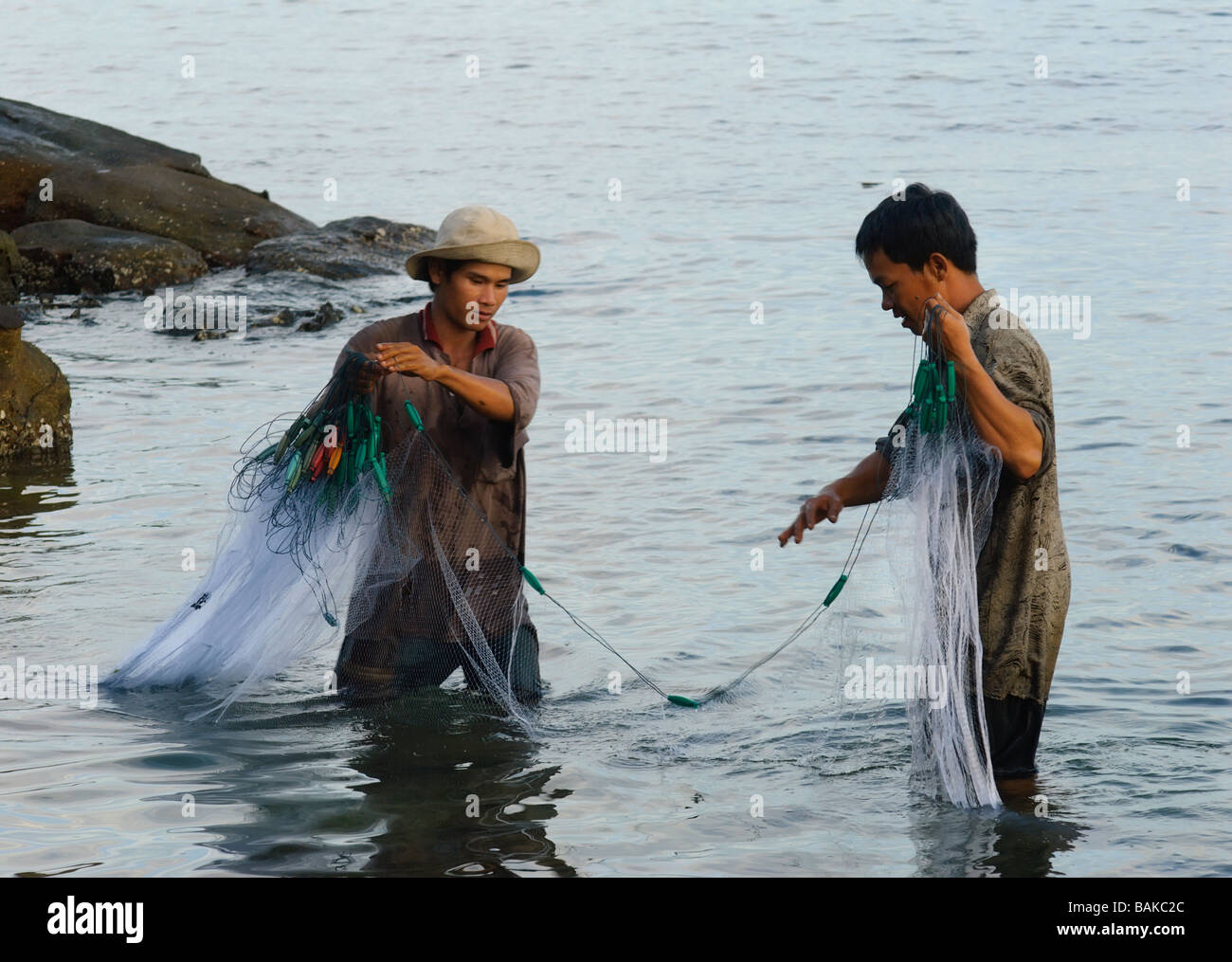 Fishermen using net on sea hi-res stock photography and images - Alamy