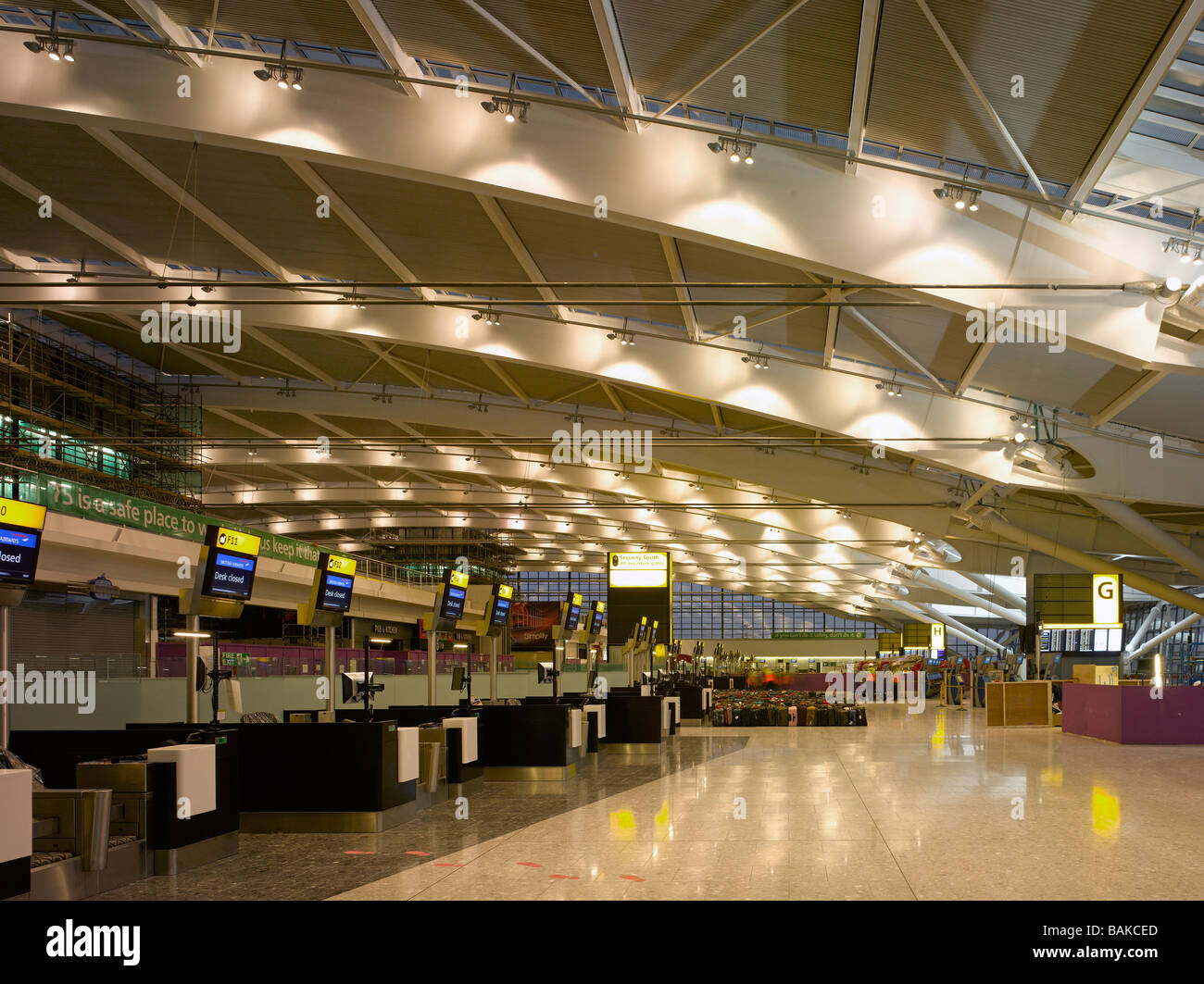 Heathrow terminal 5 construction hi-res stock photography and images ...