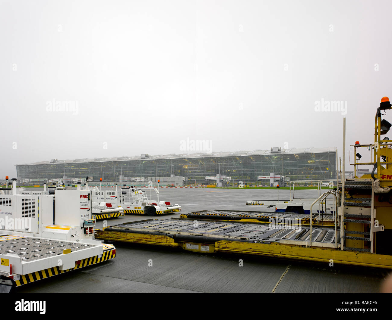 Heathrow terminal 5 construction hi-res stock photography and images ...