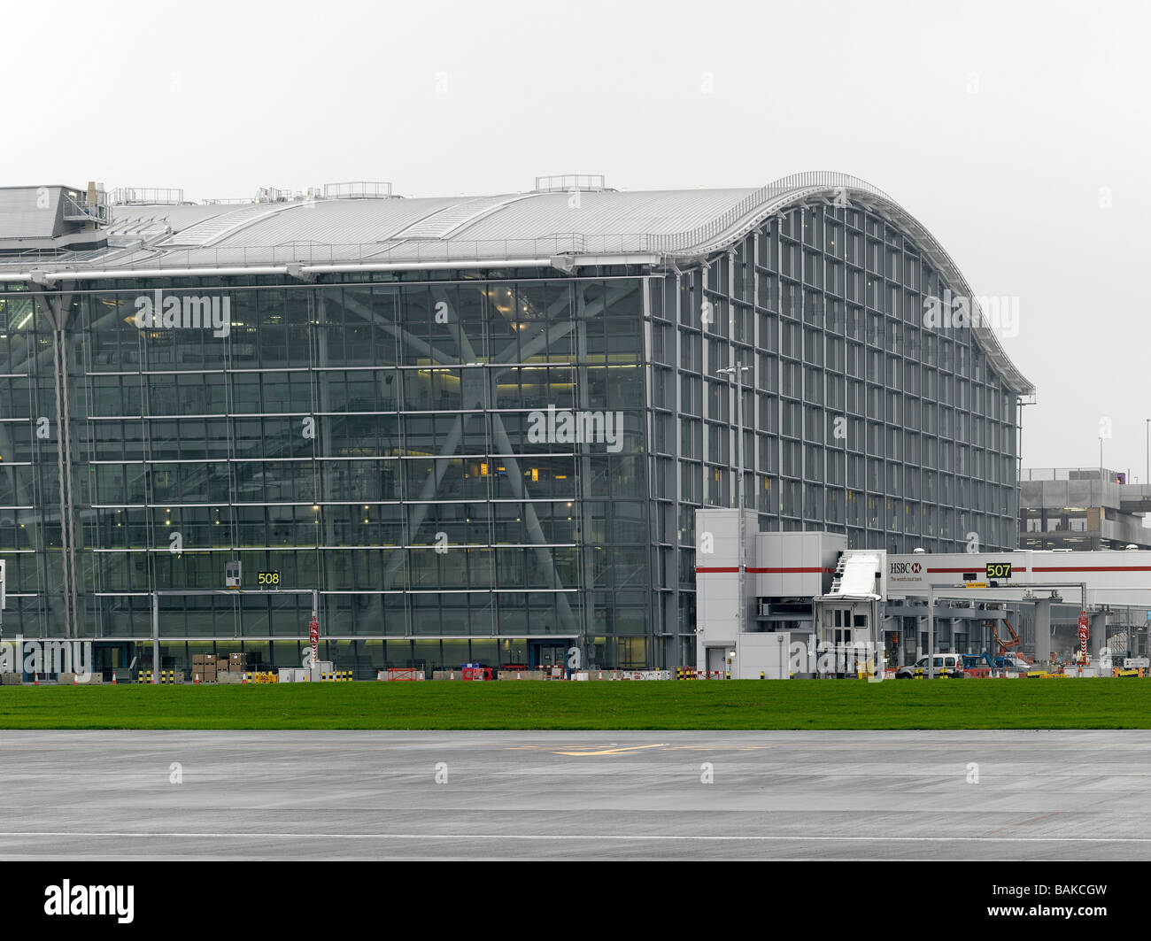 Heathrow terminal 5 construction hi-res stock photography and images ...